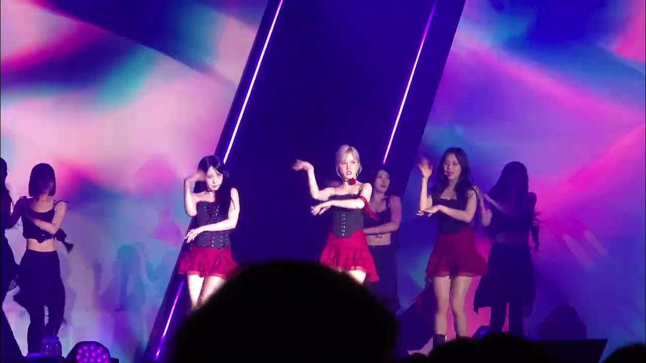 240705 VIVIZ - Love Love Love | 2024 VIVIZ WORLD TOUR [V.hind : Love and Tears] in Hong Kong ...