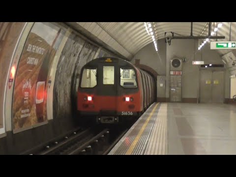 Metro de Londres : 1995 Stock Northern Line : Arrêt à la station Angel ...