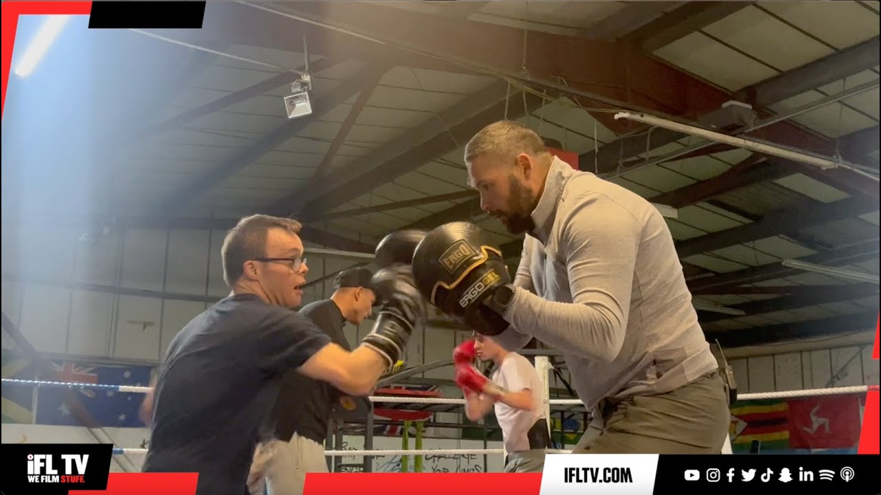 CLASS ACT! - TONY BELLEW PASSING ON SOME BOXING KNOWLEDGE TO THE KIDS ...