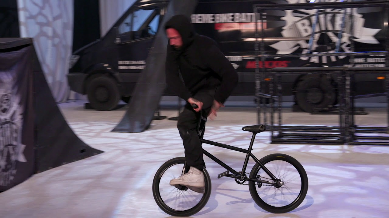 Extreme Bike Battle - YouTube