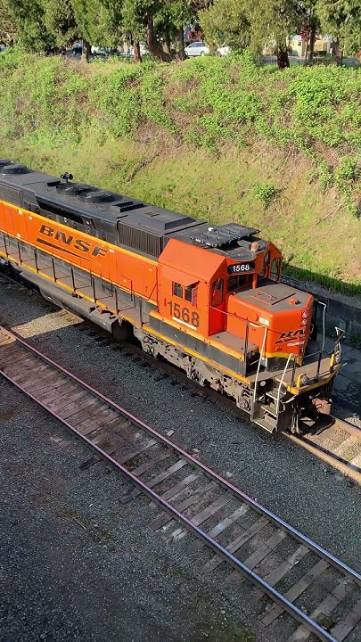BNSF locos switching at Ballmer Yard in Seattle. - YouTube