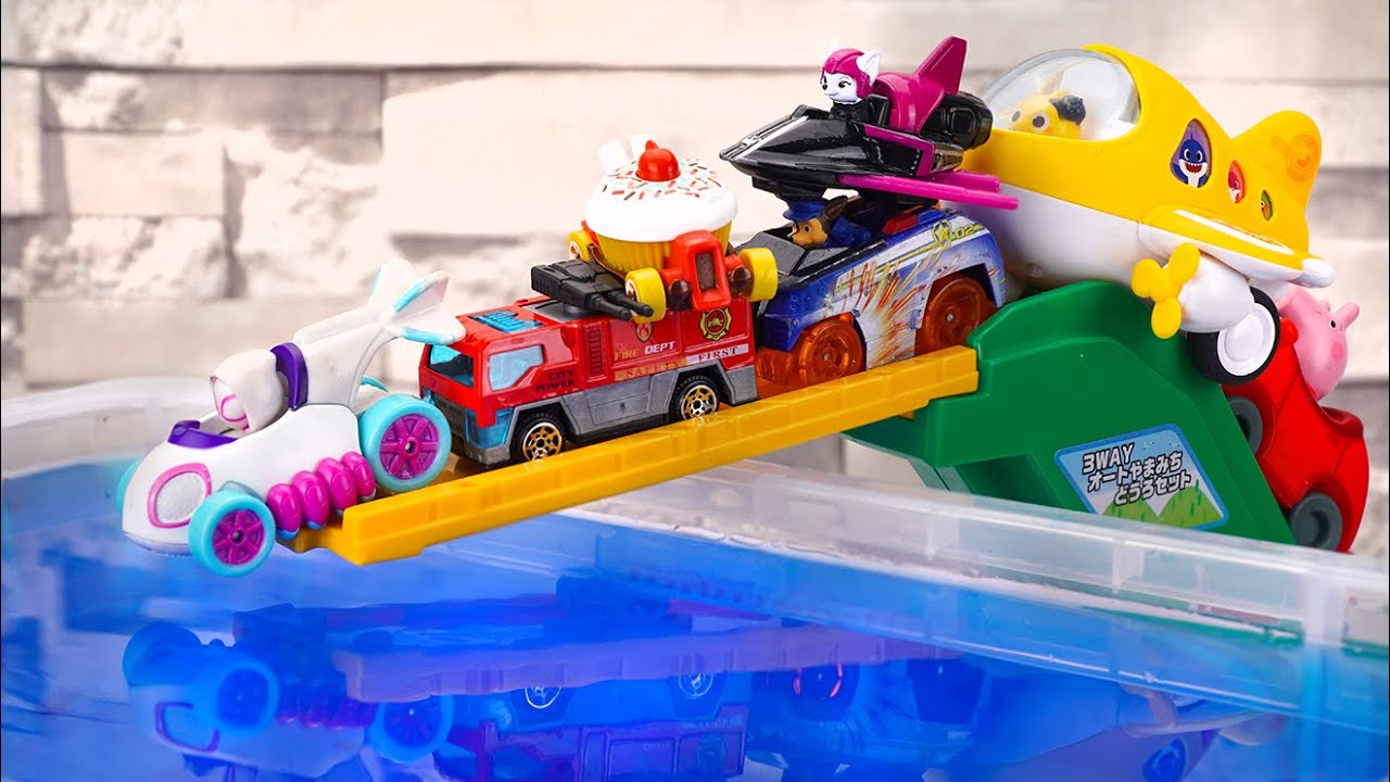 Tomica☆Roll mini cars like Tomica, Peppa, and Pororo down a gentle ...
