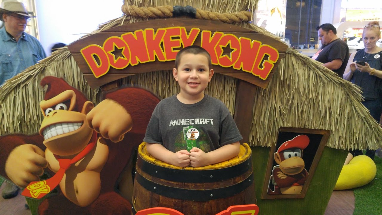 Dinner and Video Games at a Nintendo Event (2016) - YouTube