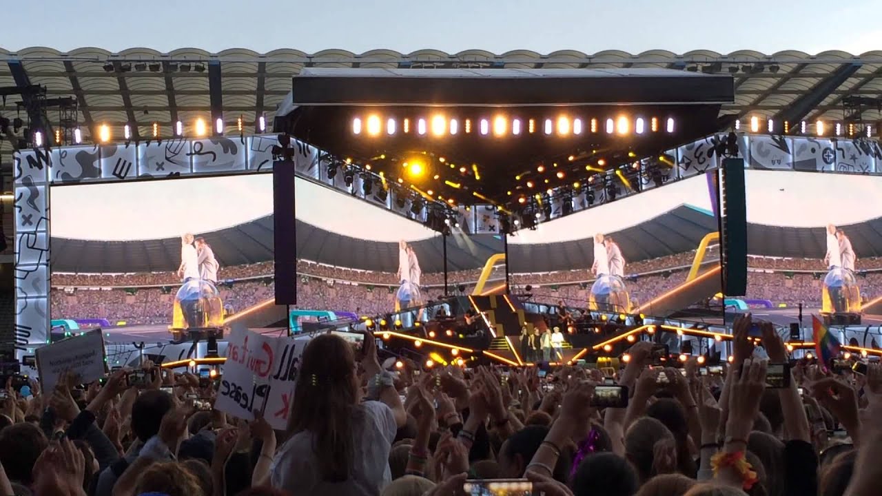 One Direction - What Makes You Beautiful - OTRAT in Brussels, Helsinki ...
