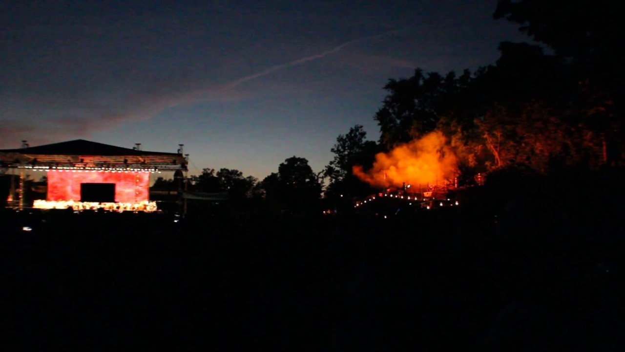 Tchaikovsky's 1812 Overture w/ antique cannons - YouTube