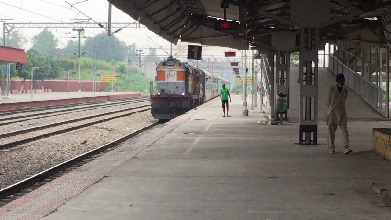 54601- Hisar - Amritsar PASSENGER arriving at BEAS JUNCTION Railway ...