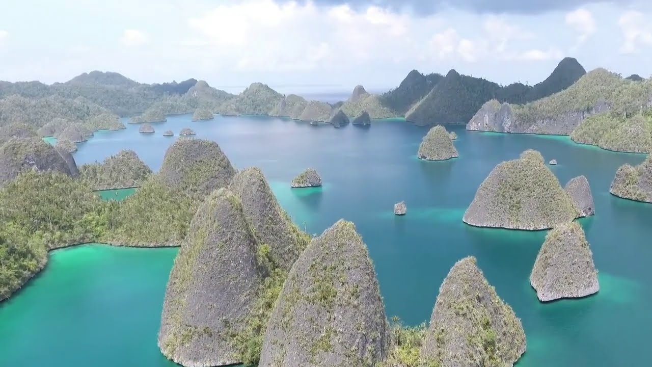 GUGUSAN PULAU DAN BUKIT KARST NAN-EKSOTIK, WAYAG RAJA AMPAT IMPIAN PARA ...