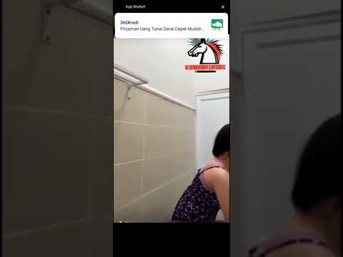 Cimolla pamer belahan dada