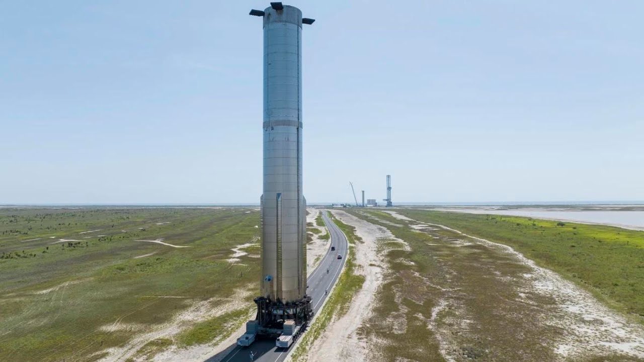 Super Heavy Booster 7 é transportado de volta ao prédio de montagem ...