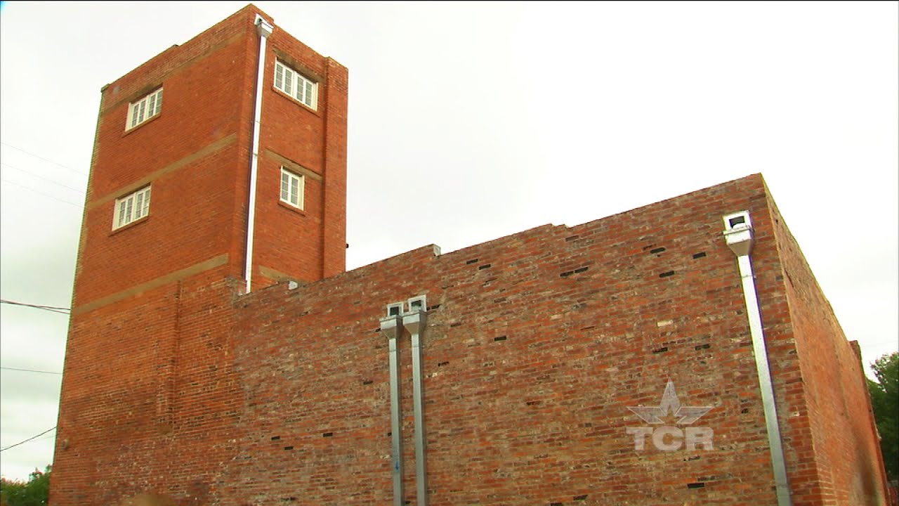 World's Smallest Skyscraper (Texas Country Reporter) - YouTube