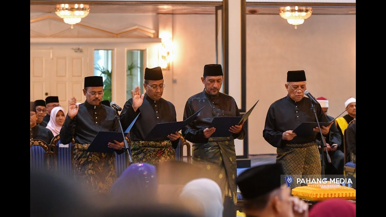 SEPULUH AHLI DEWAN NEGERI PAHANG ANGKAT SUMPAH EXCO - YouTube