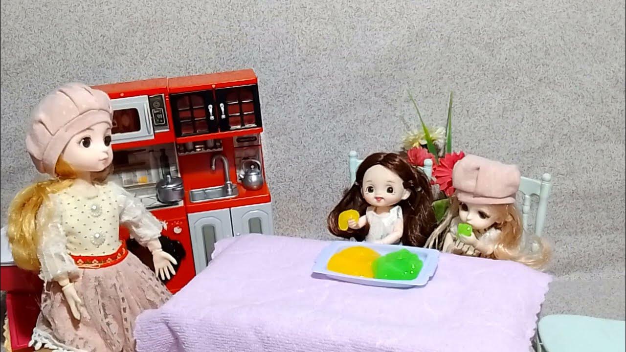 الام تطبخ طعام في المطبخ للاطفال 🍒 🍓 The mother cooks food in the ...