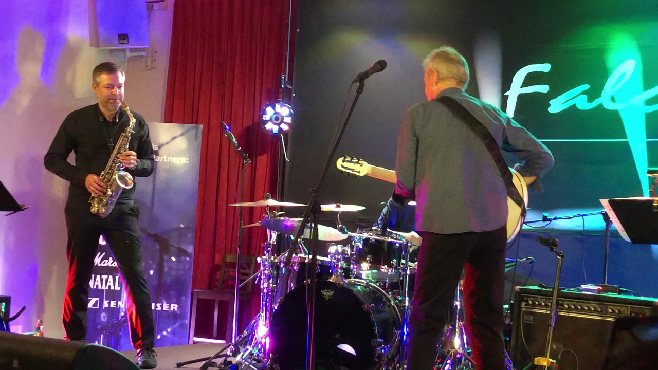 Peter White playing Get up, stand up and smoke on the water @ Falcone ...