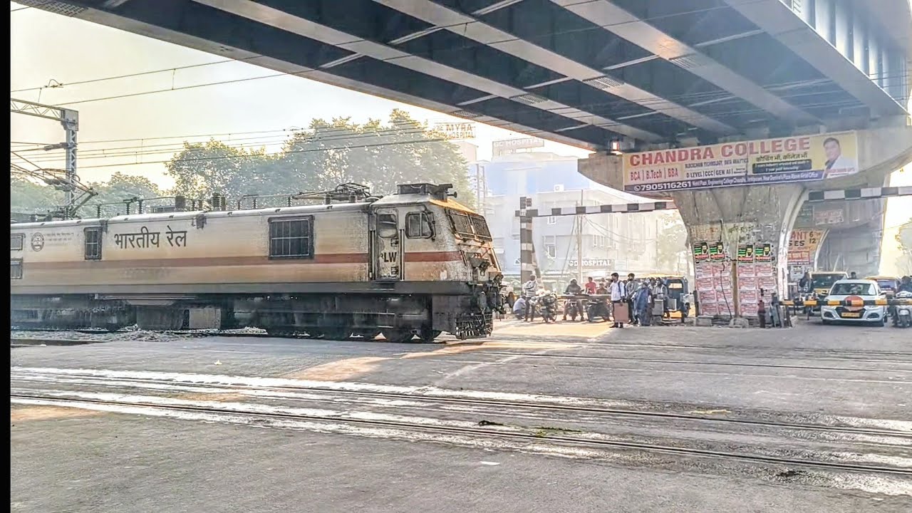 15053 - Chhapra Lucknow ner Express Skipping Daliganj Crossing At High ...