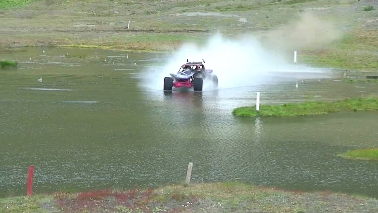 Car drives on water - YouTube
