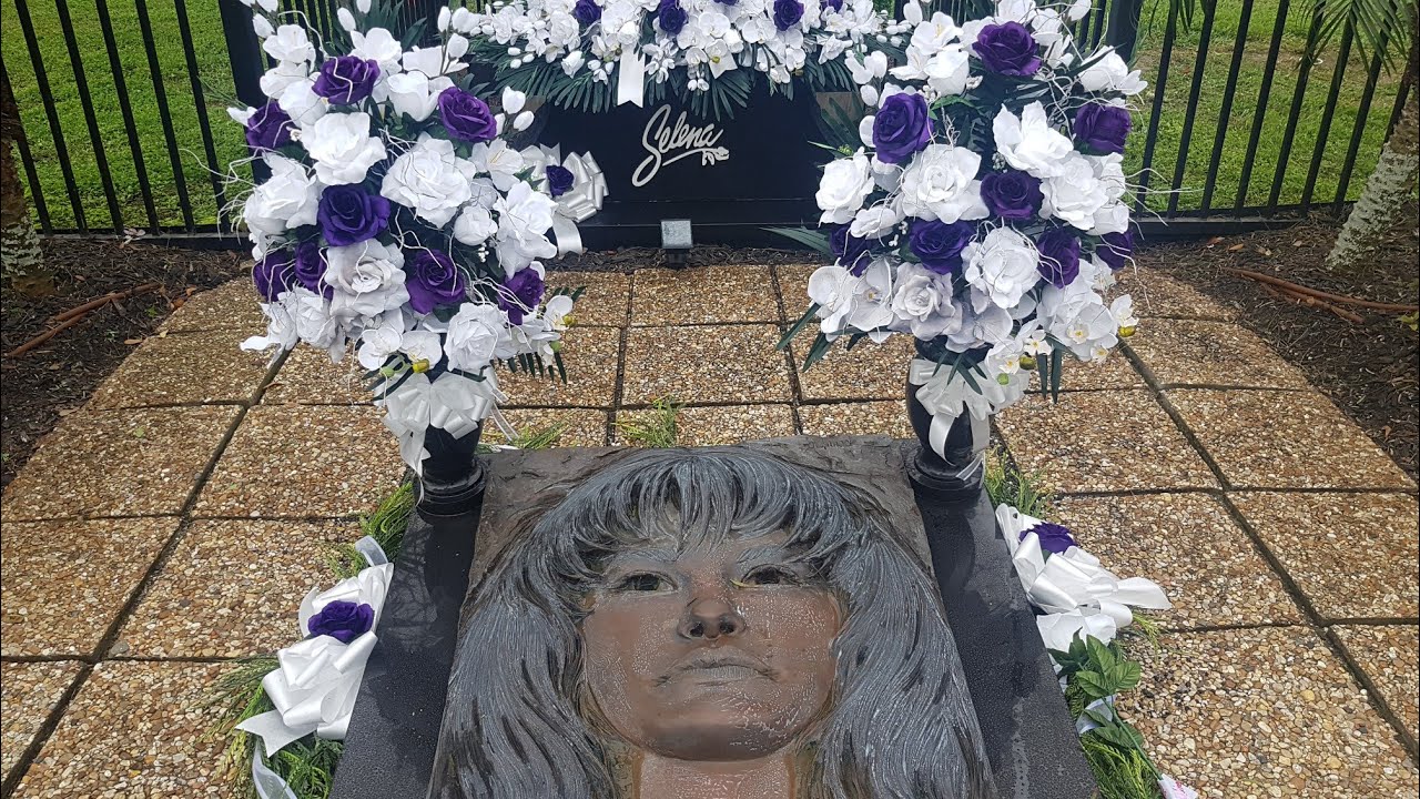 White Roses for Selena 25 years later - YouTube