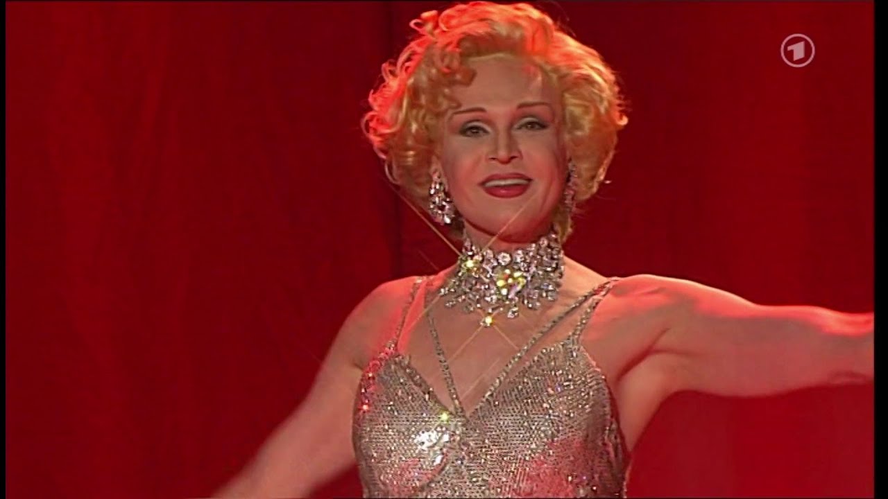 Mary alias Georg Preuße 2006 mit einem Medley zum 80.Geburtstag von ...