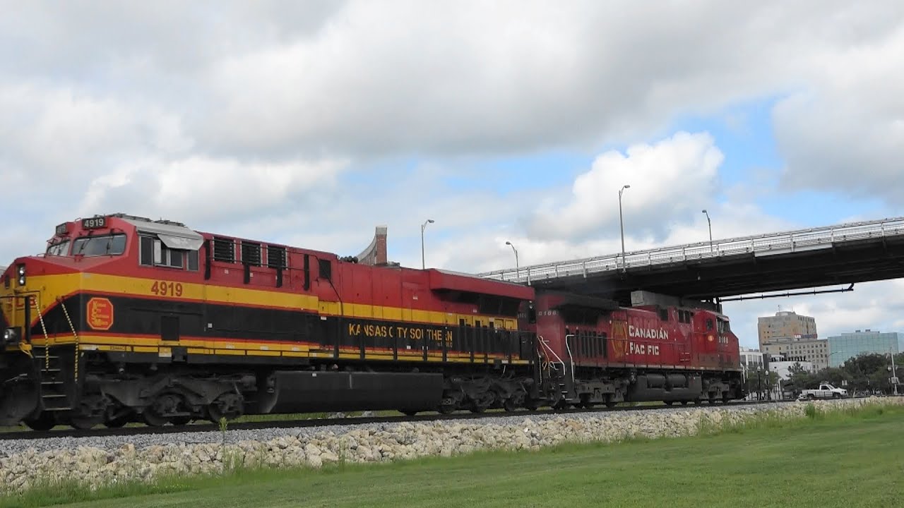 CPKC 181- MMX & 781 Auto Rack Train, Davenport, IA - YouTube