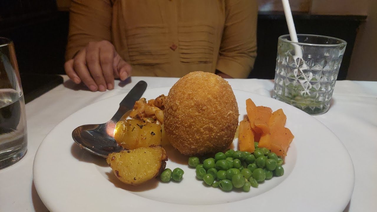 aj আমরা সেন্ট্রাল কলকাতা ঘুরে গেলাম Mocombo তে খেতে.. #continental # ...