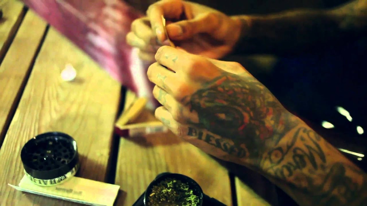 DayToday How to Roll a Perfect Joint - Wiz Khalifa - YouTube