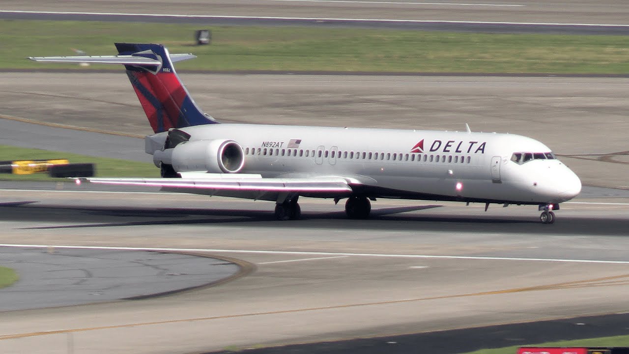 WHY ARE THEY DIFFERENT? 2 Delta Boeing 717s Arrive Atlanta Runway 26R ...