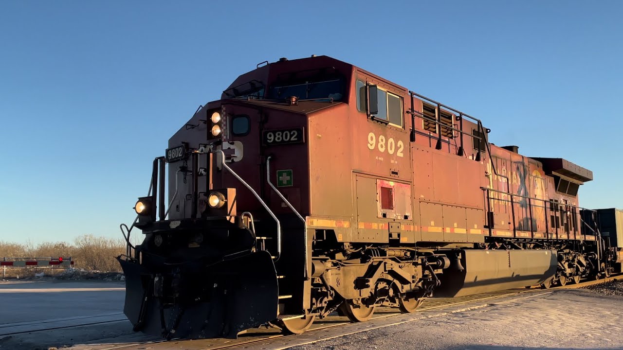 CP 9802 Solo Leads MLDNL On UP Laredo Sub - YouTube