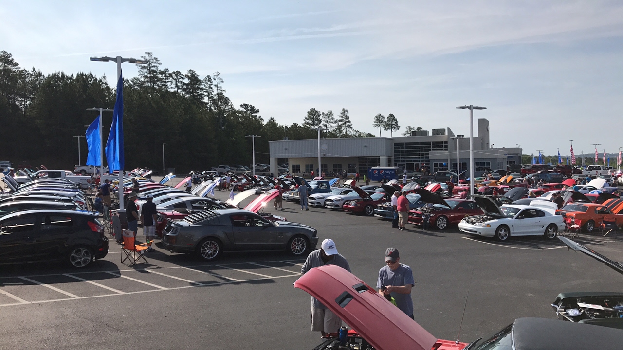 200 custom cars! HUGE car show! - YouTube