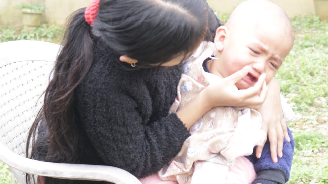 First time hair cutting // Baby girl crying - YouTube