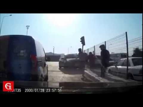 CAM SİLENLERİN ÜZERİNE ARABAYI SÜRDÜ!