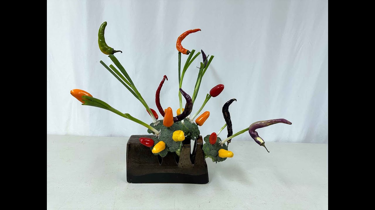 Ikebana demonstration by Diane Elliott (2023 Winter exhibition) 2 - YouTube