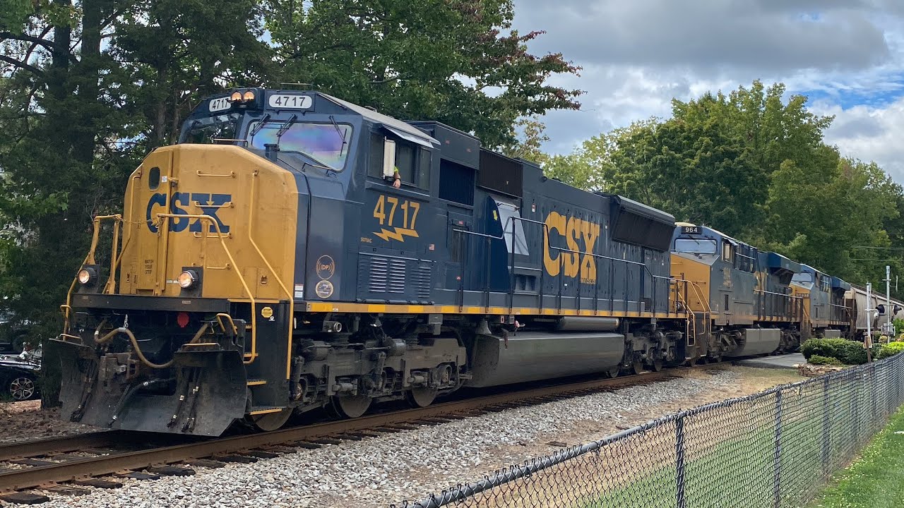 CSX 4717 flared Mac leads an extremely fast CSX G684!! 9-13-2024 - YouTube