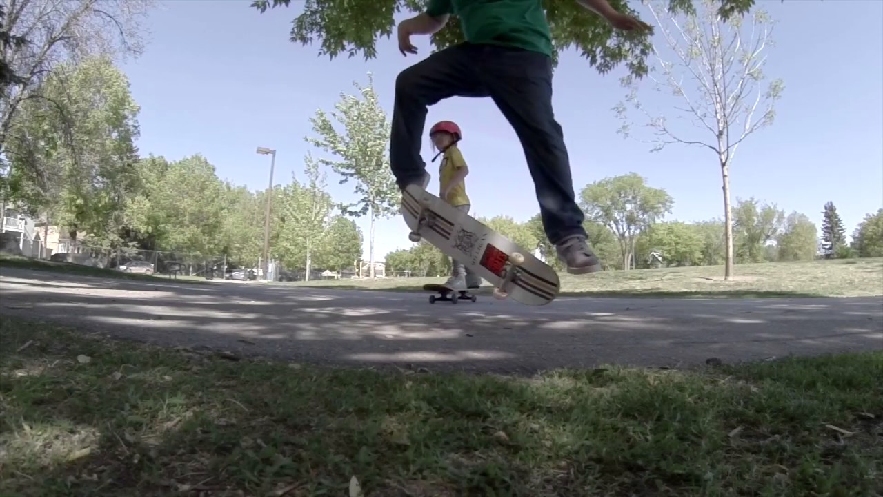 OLD GUY LEARNS TO KICKFLIP - YouTube