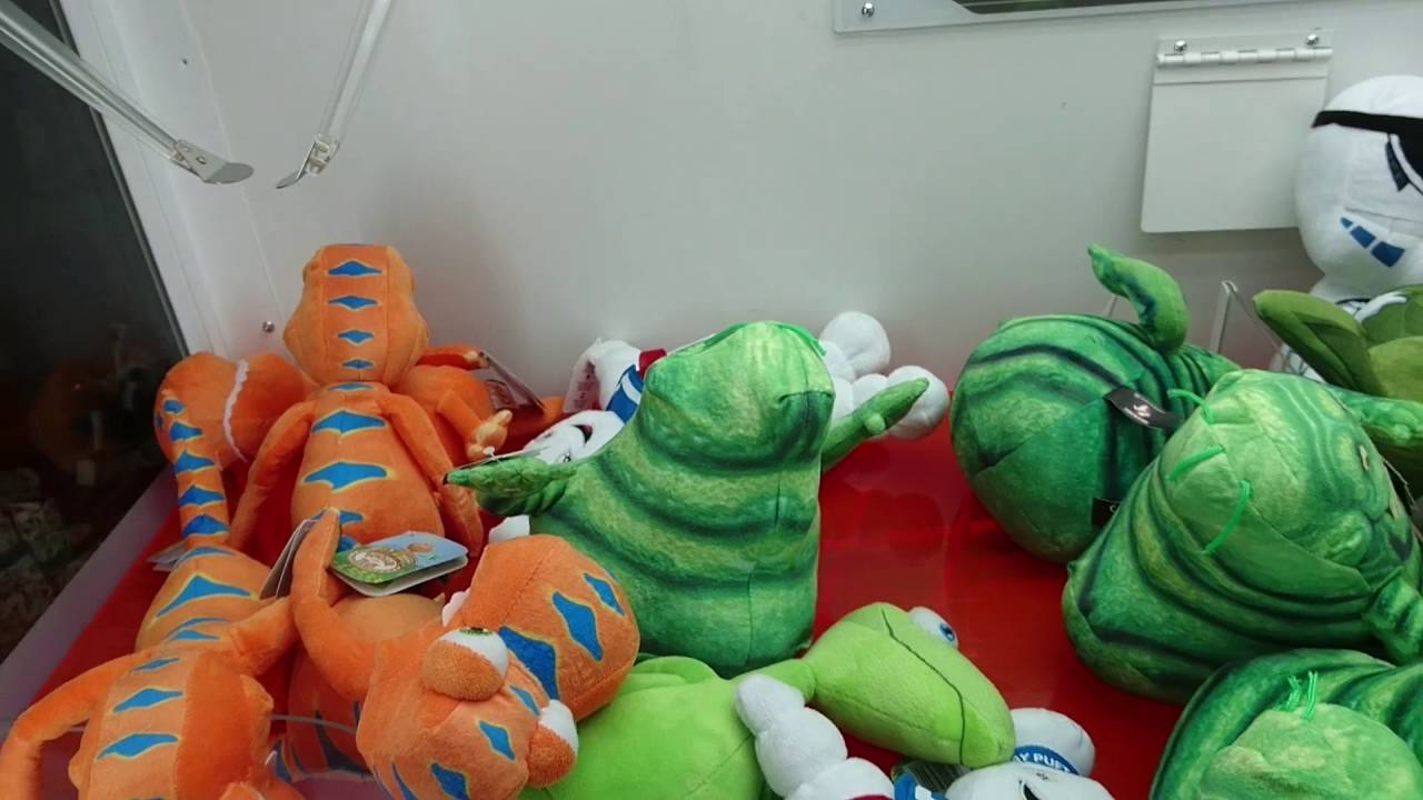Playing The Sega UFO Catcher Claw Grab Machine In The Arcades - YouTube