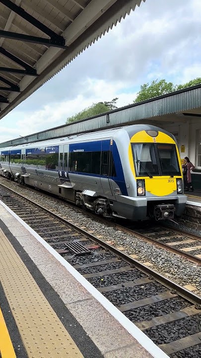 TRANSLINK TRAIN at LISBURN TRAIN STATION in NORTHERN IRELAND - YouTube