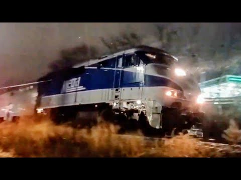 METX 92 brings Metra 2131 into Fox Lake with some great horn action - YouTube