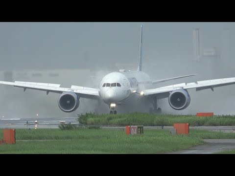 United Airlines B-787 landing at Haneda Airport after heavy rain - YouTube