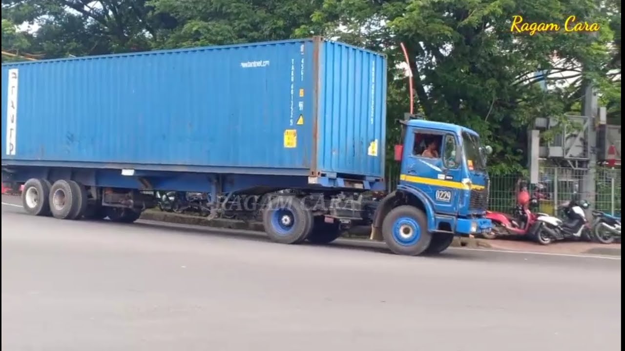 Truk Kontainer Panjang - Perumperindo.co.id