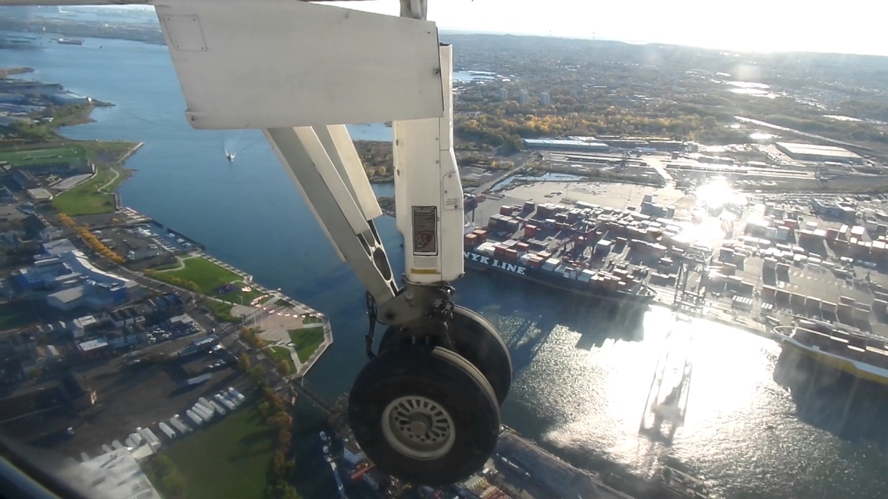United Airlines Express DH8-Q200 Landing in Newark - YouTube