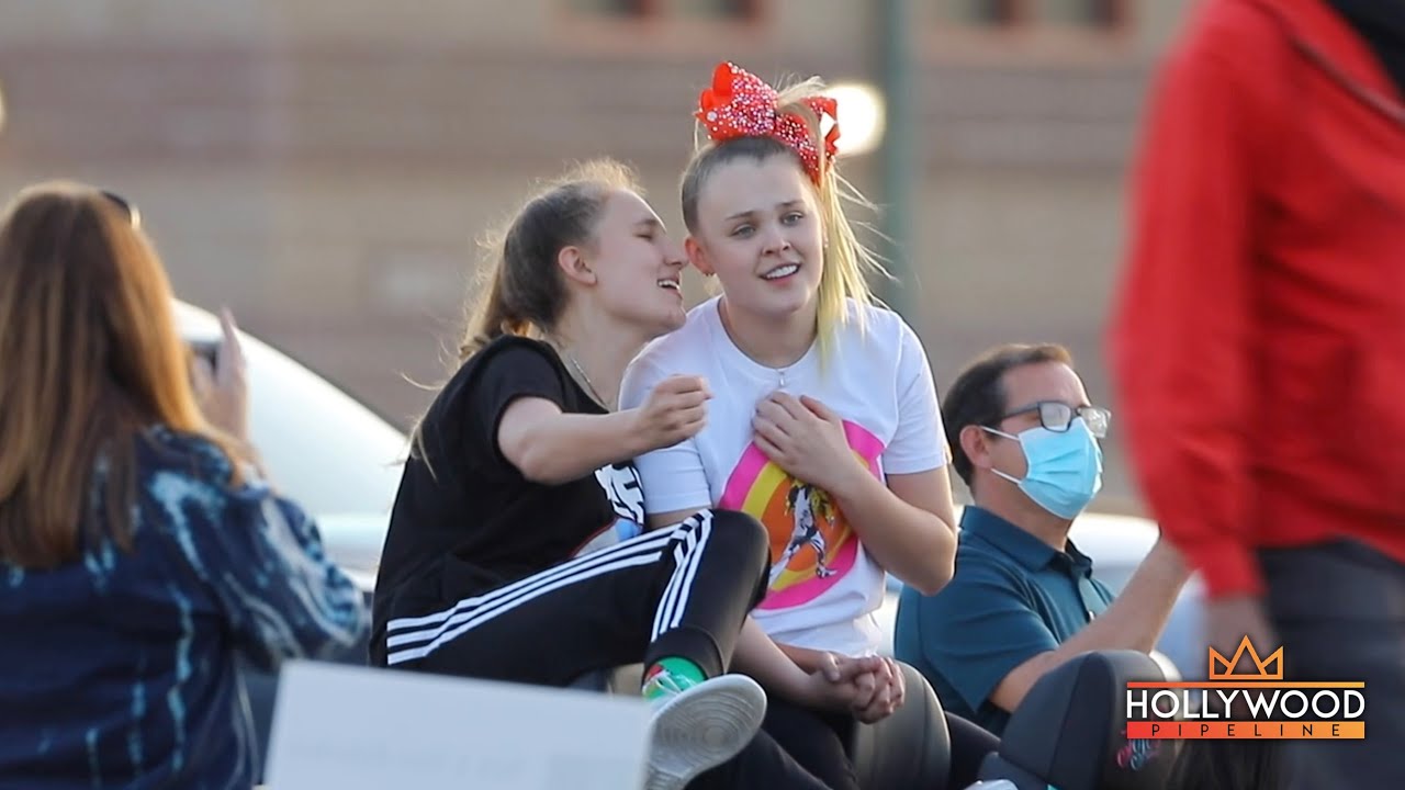 Jojo Siwa and Kylie Pew vibing at Queen Nation drive-in concert in Simi ...
