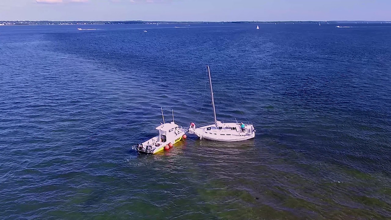 A stranded sailboat on Conimicut Point sandbar - YouTube