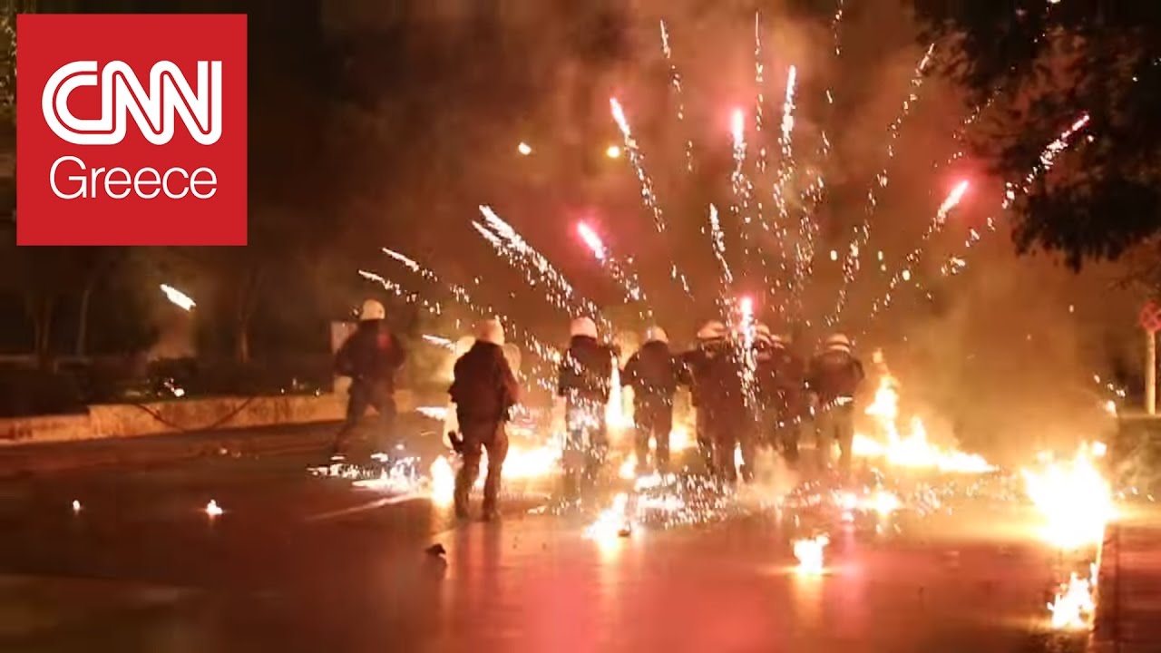 Σκληρές συγκρούσεις με μολότοφ και κροτίδες στη Θεσσαλονίκη - YouTube