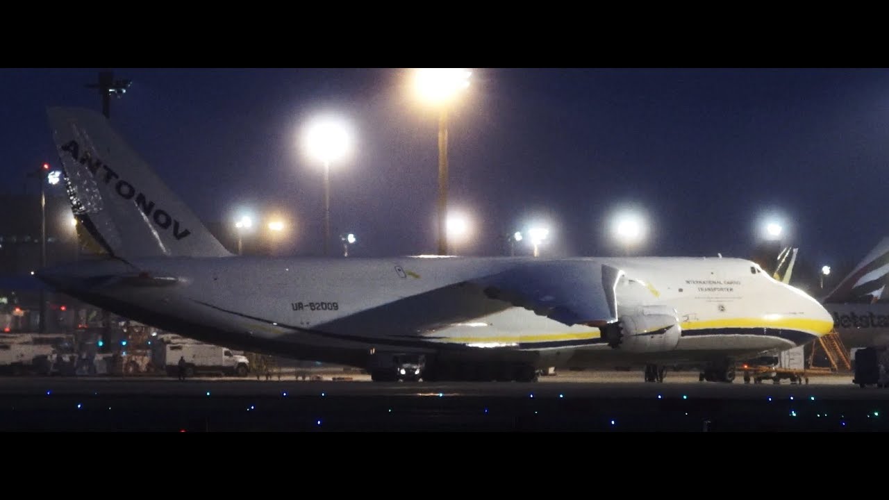 Night Take-off アントノフ・エアラインズ (Antonov Airlines) Antonov An-124 Ruslan ...