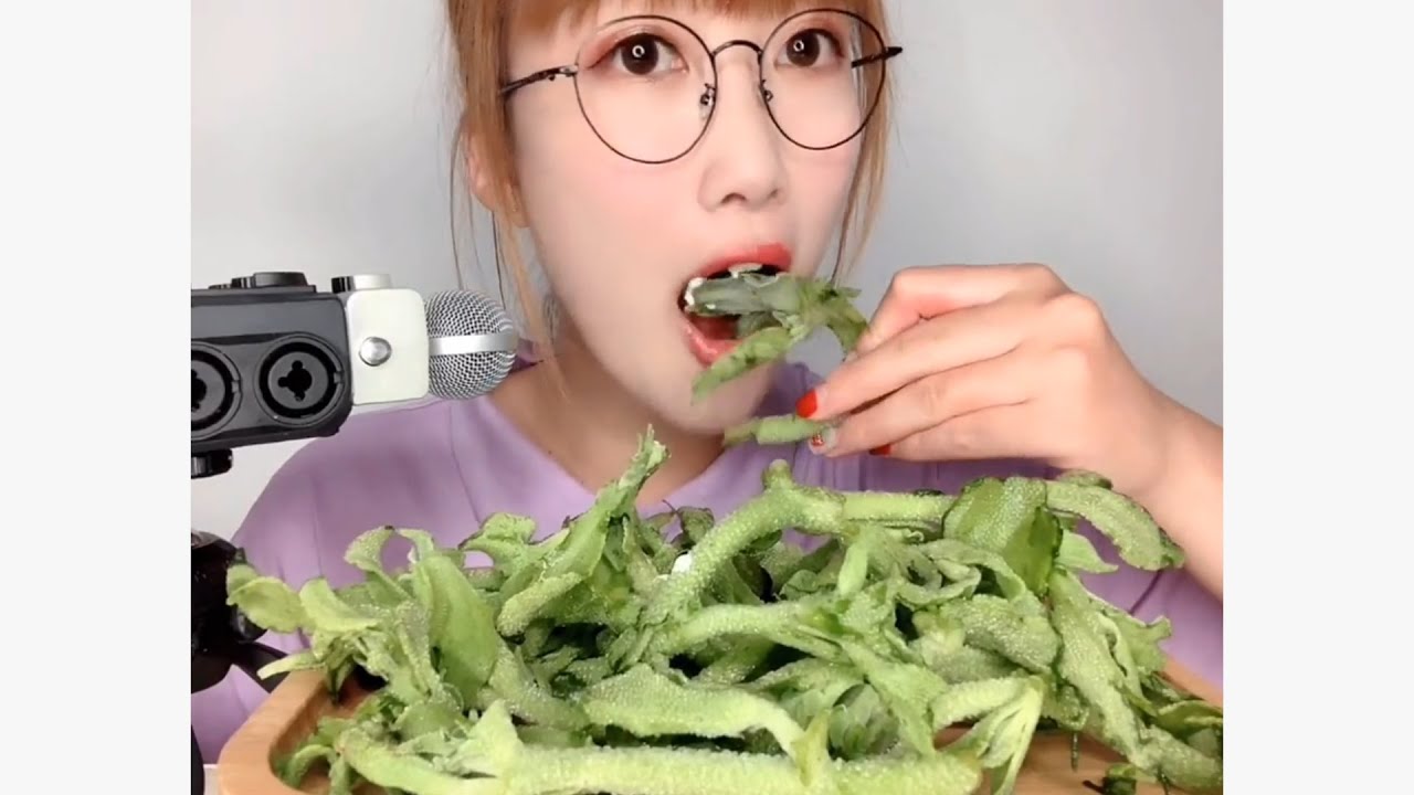 ASMR Eating Icy Grass, Coconut Maze (Chewy Crunchy Satisfying Eating ...