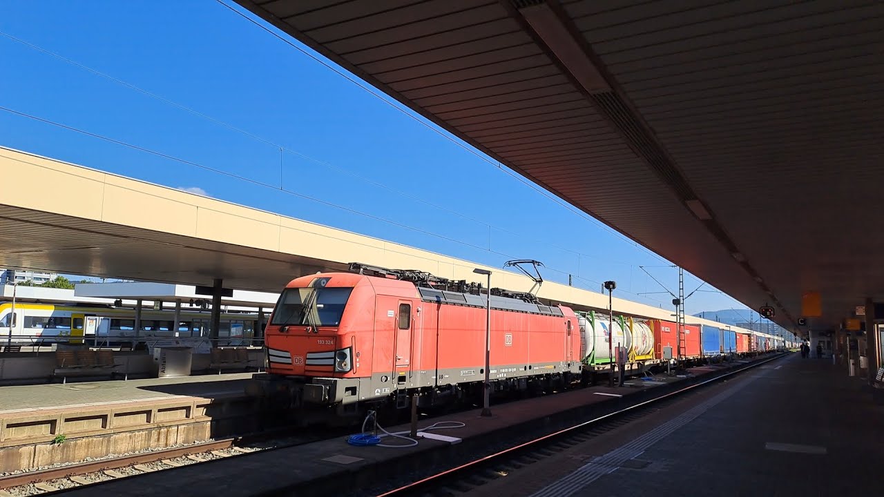 BR193 Vectron von Siemens Güterzug der DB Cargo bei der Durchfahrt in ...