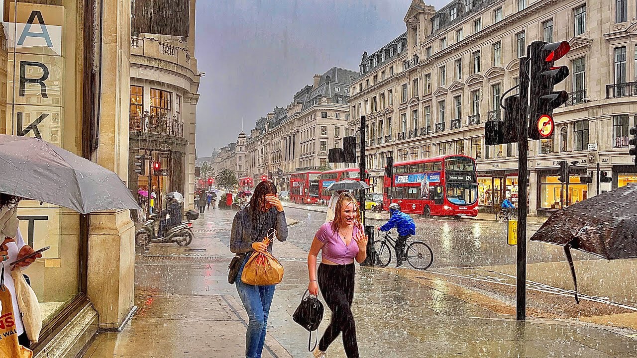 Central London In HEAVY RAIN Showers 🌧🌧London Summer Walk- August 2021 ...