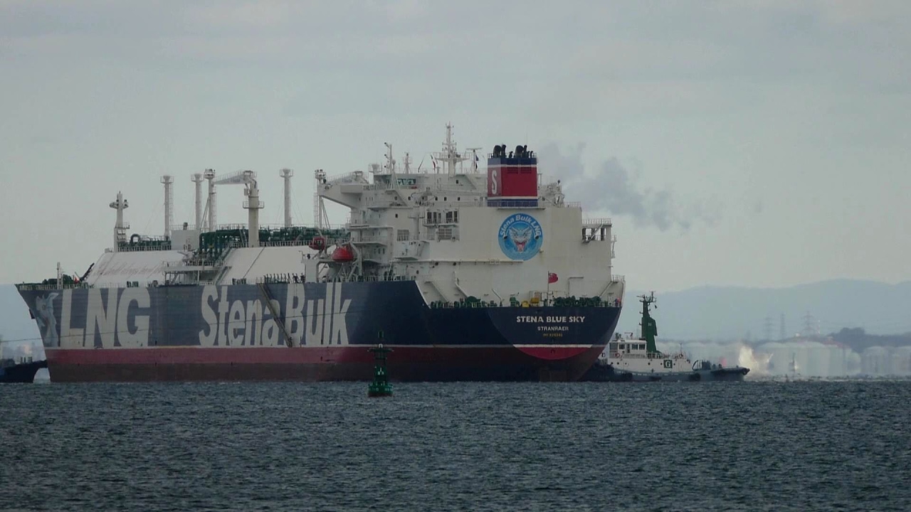 LNG Tanker “STENA BLUE SKY” 四日市 - YouTube