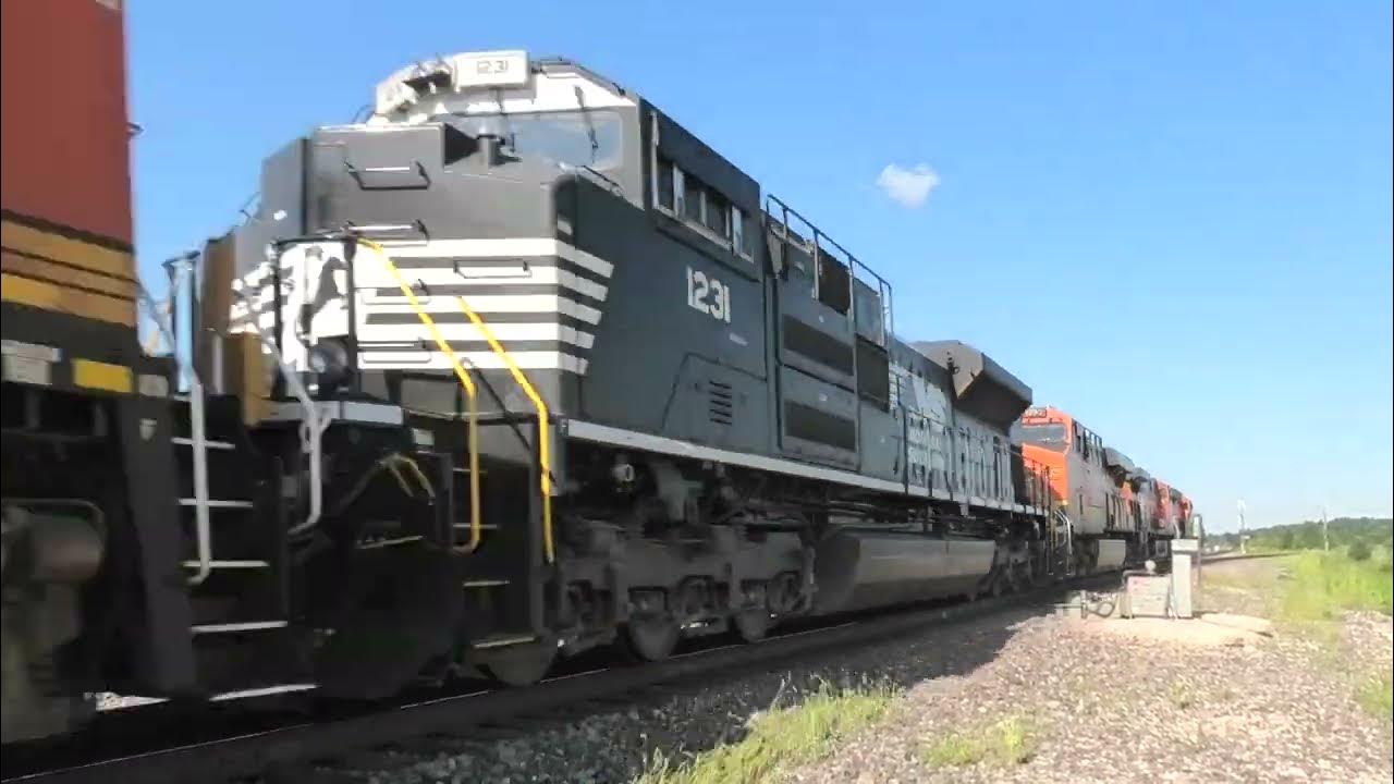 BNSF 3920 East in Cameron, IL 8/18/22 - YouTube