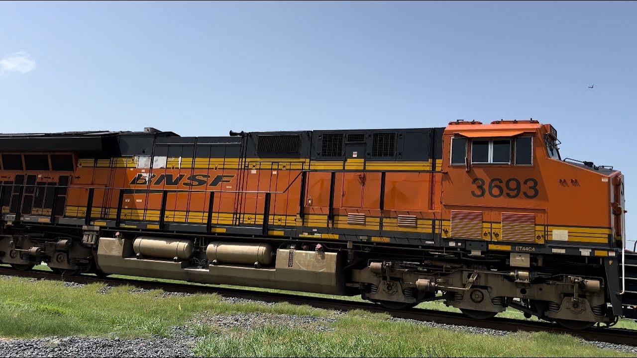 BNSF 3693 leads manifest through downtown Luling Texas - YouTube
