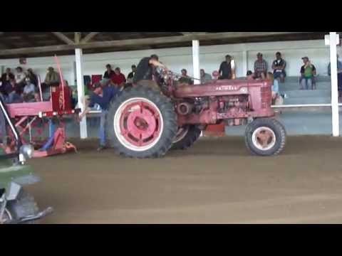 Farmall H Tractor Pulling Show - YouTube