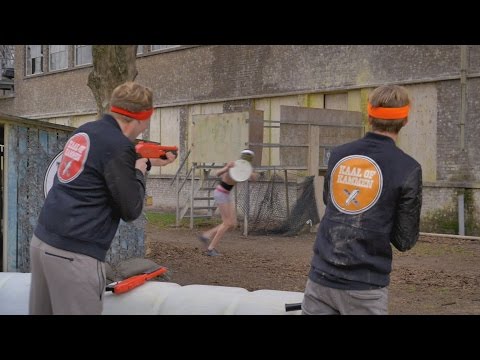 Paintball in ondergoed | Kaal of Kammen